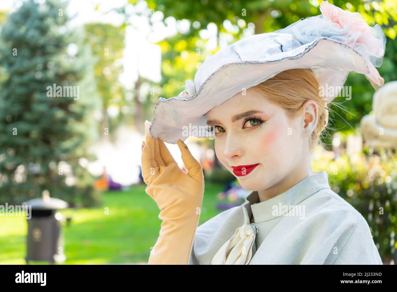 Posing with a statue hi-res stock photography and images - Alamy