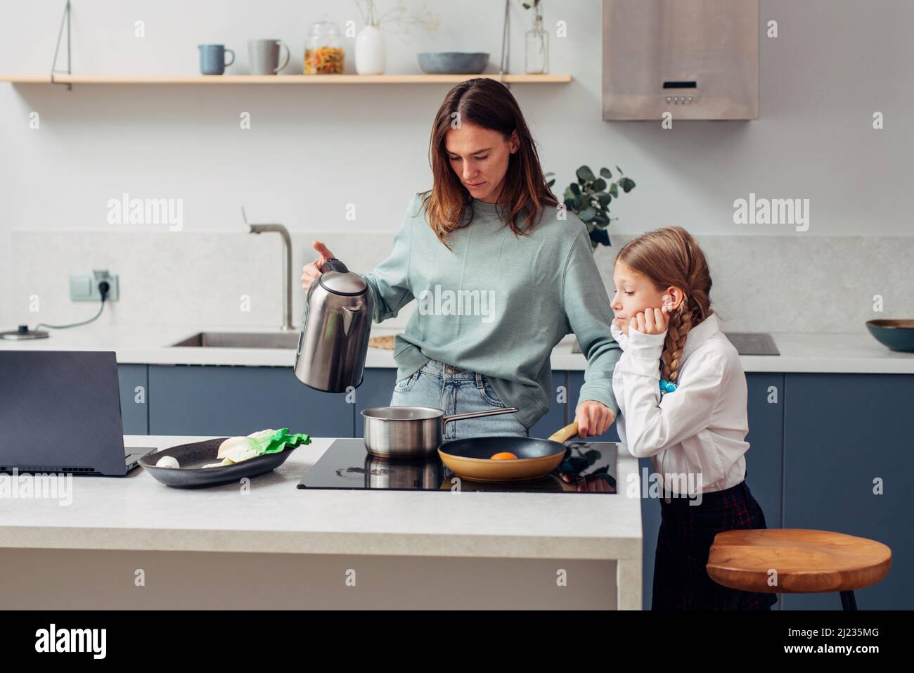Cooks food hi-res stock photography and images - Alamy
