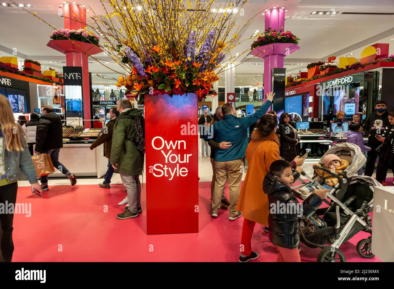 Visitors descend on Macy's flagship department store in Herald Square ...