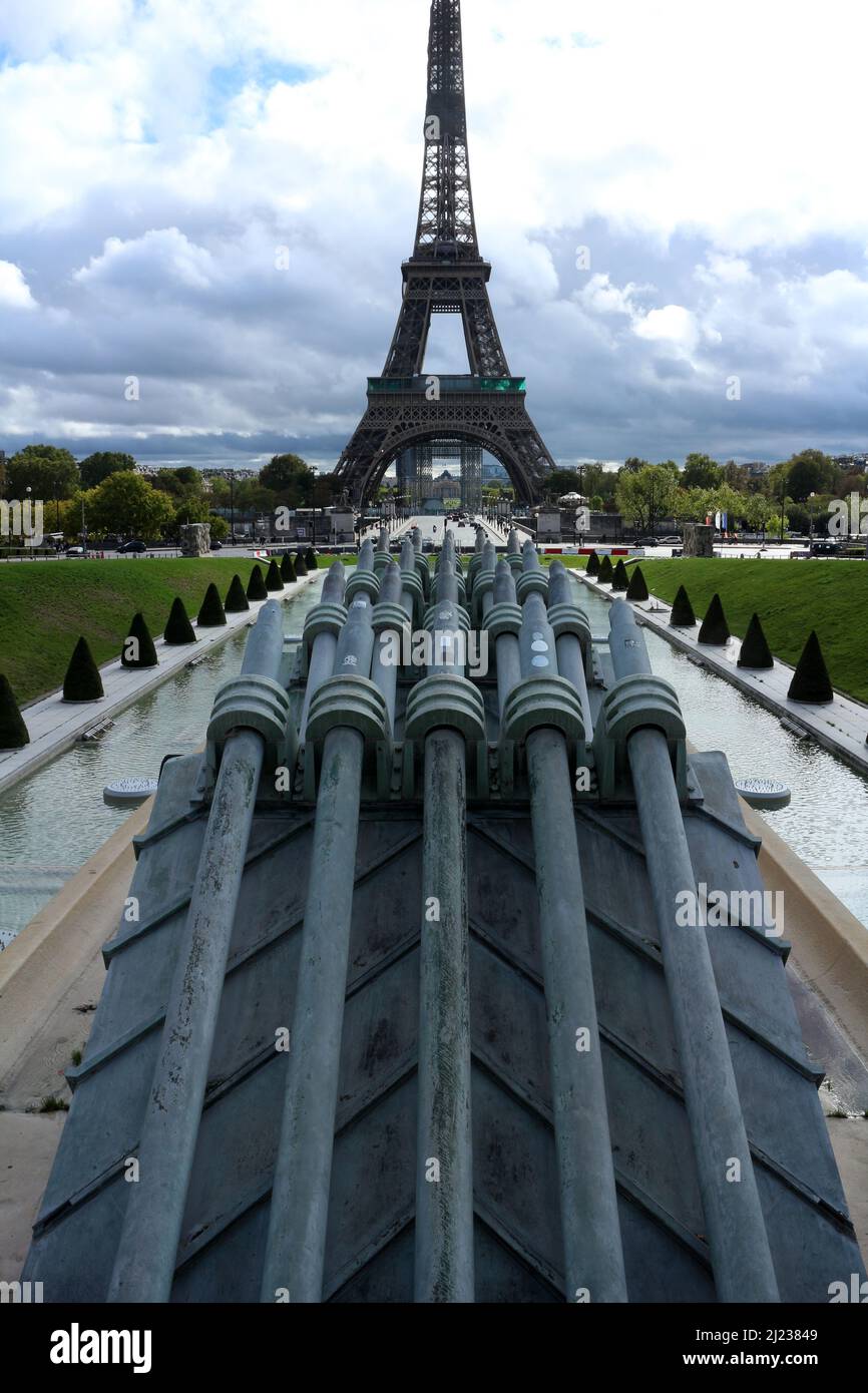 Water canon of La grande Fontaine with the Eiffel tower in the ...
