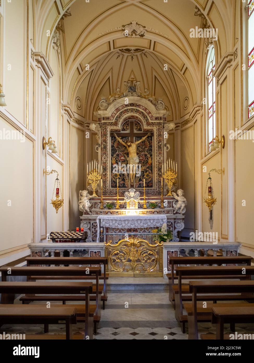 Side altar hi-res stock photography and images - Alamy