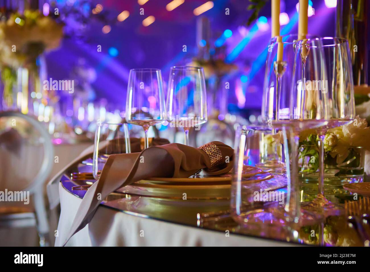 Posh dinner table setting hi-res stock photography and images - Alamy