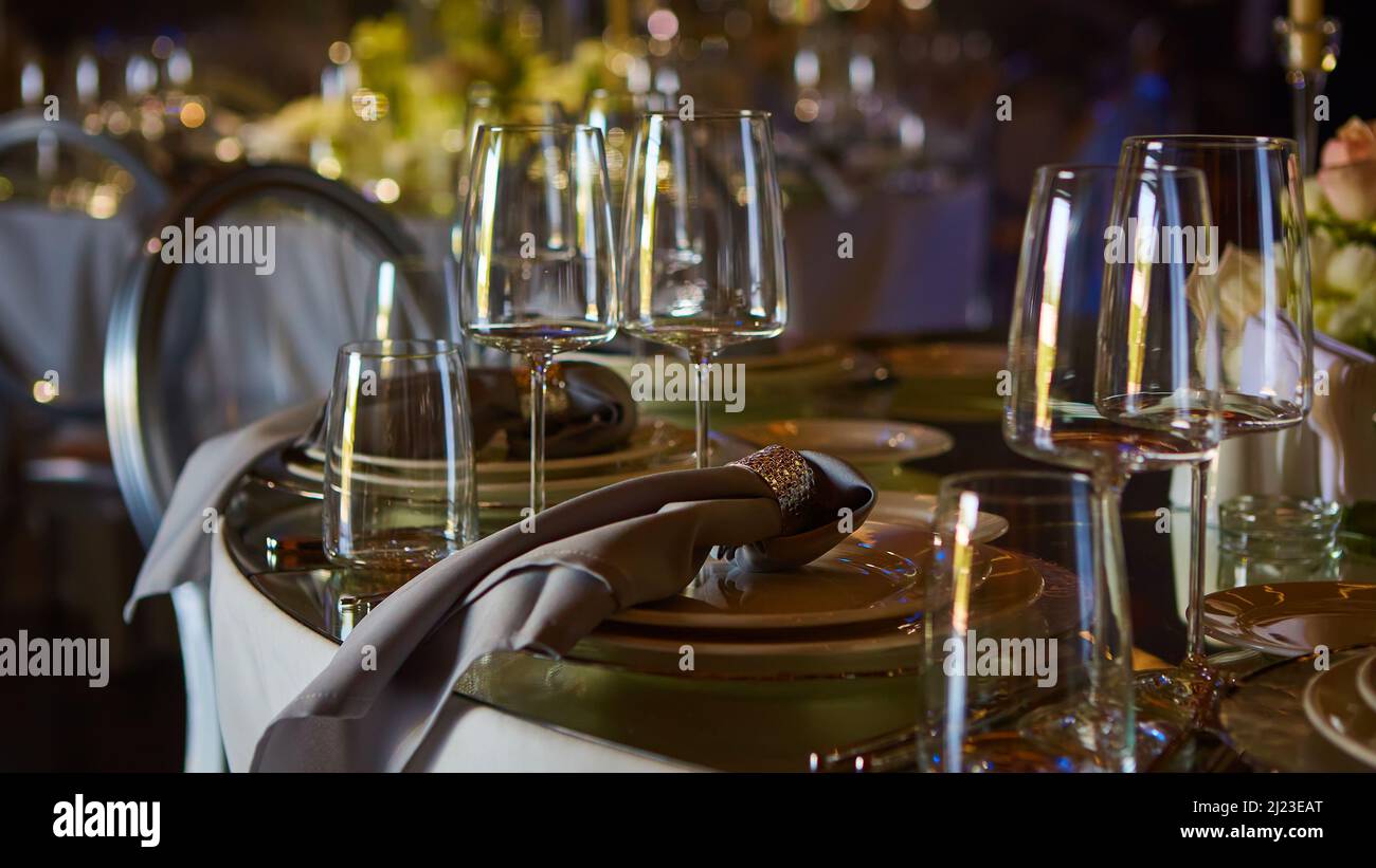 Posh dinner table setting hi-res stock photography and images - Alamy