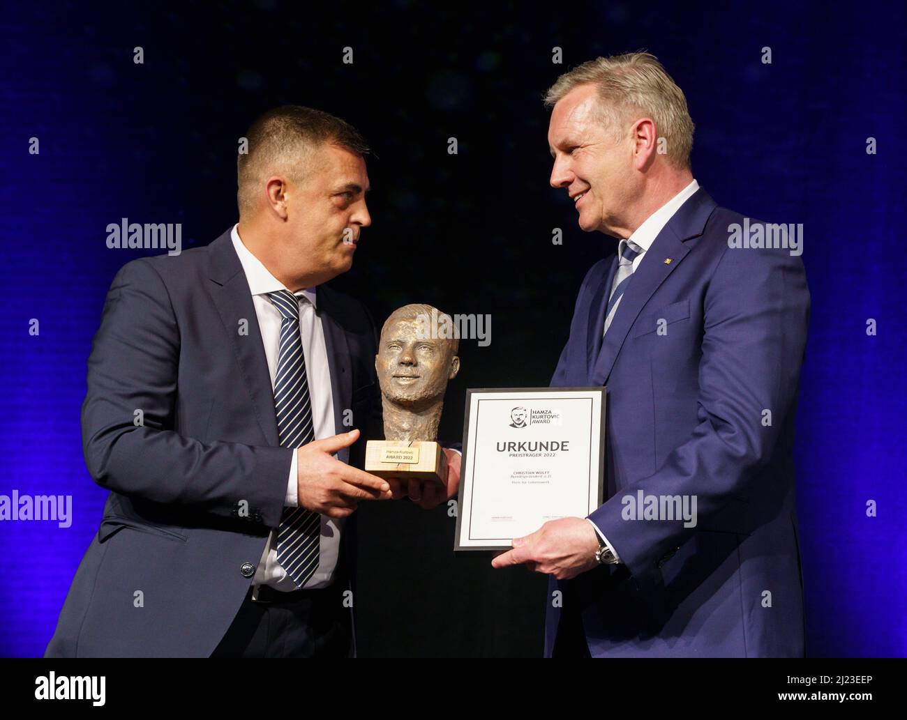 Hanau, Germany. 29th Mar, 2022. Armin Kurtovic (l), the father of the ...