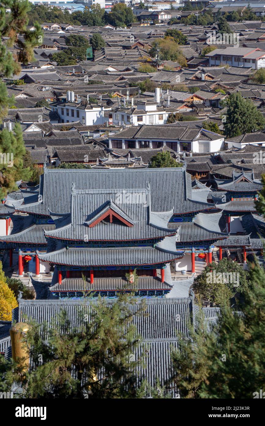 A vertical shot of a rooftop of a traditional Chinese building Stock ...