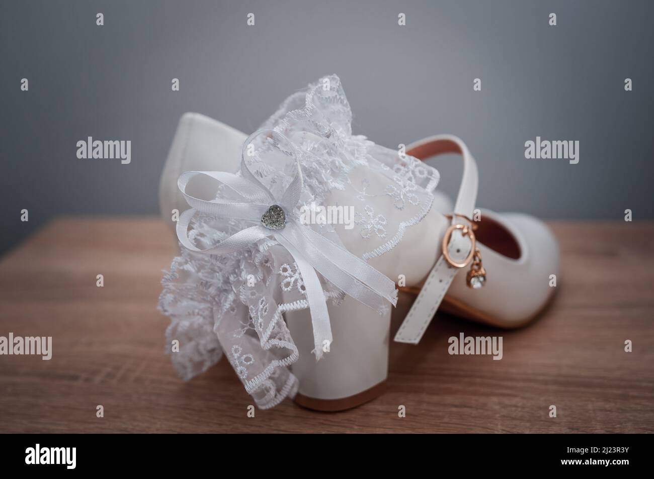 White shoes and bridal garter. Bride's accessories Stock Photo - Alamy