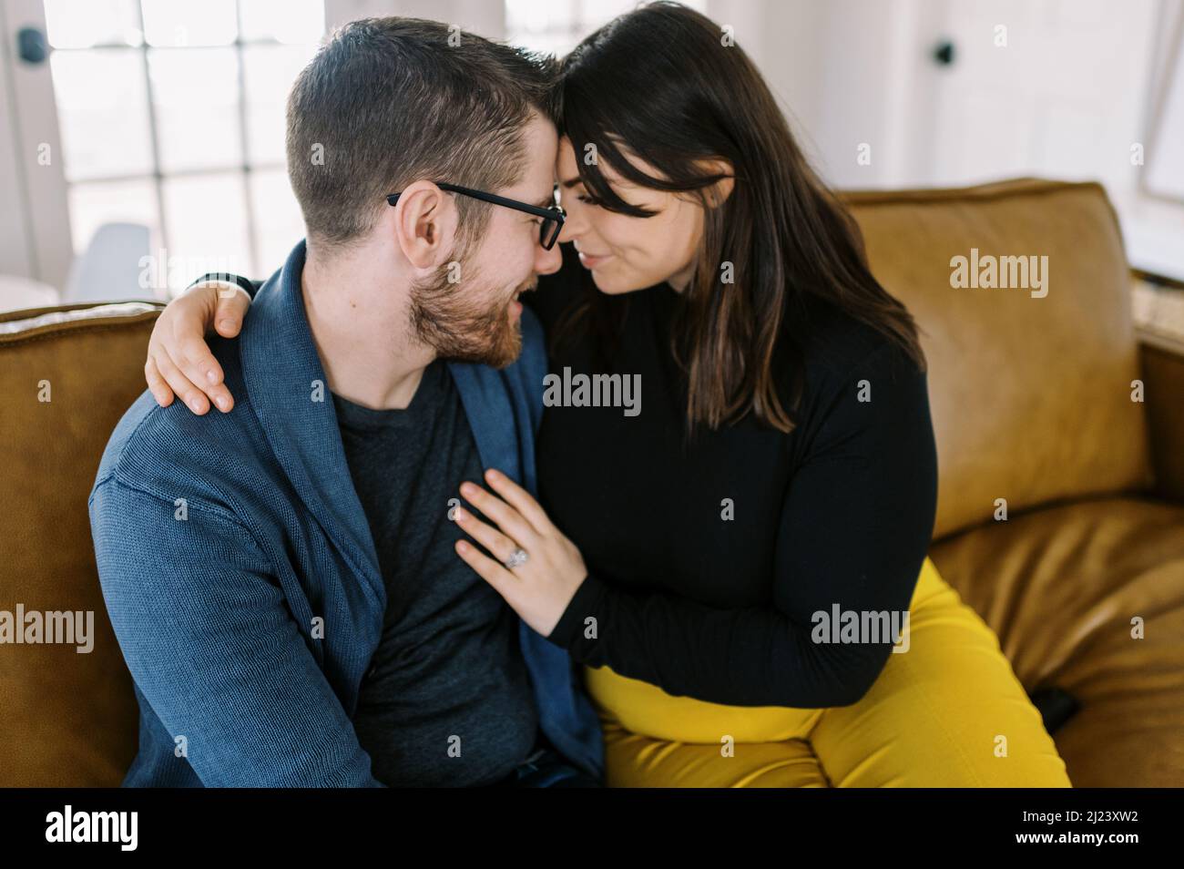 Couple hug couch hi-res stock photography and images - Alamy