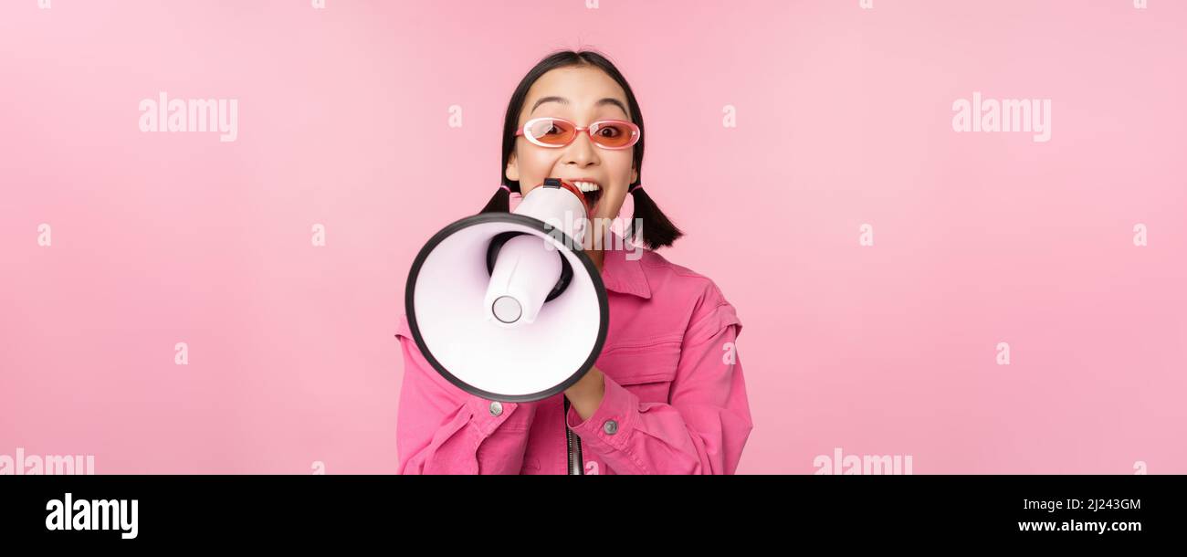 Attention, announcement concept. Enthusiastic asian girl shouting in ...