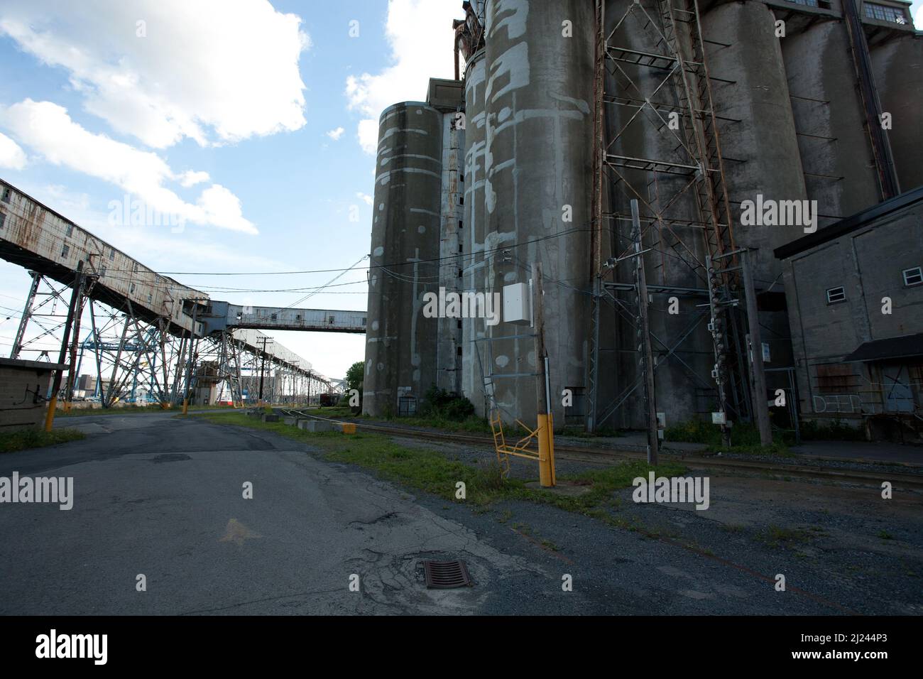 An abandoned industrial factory in a city Stock Photo - Alamy
