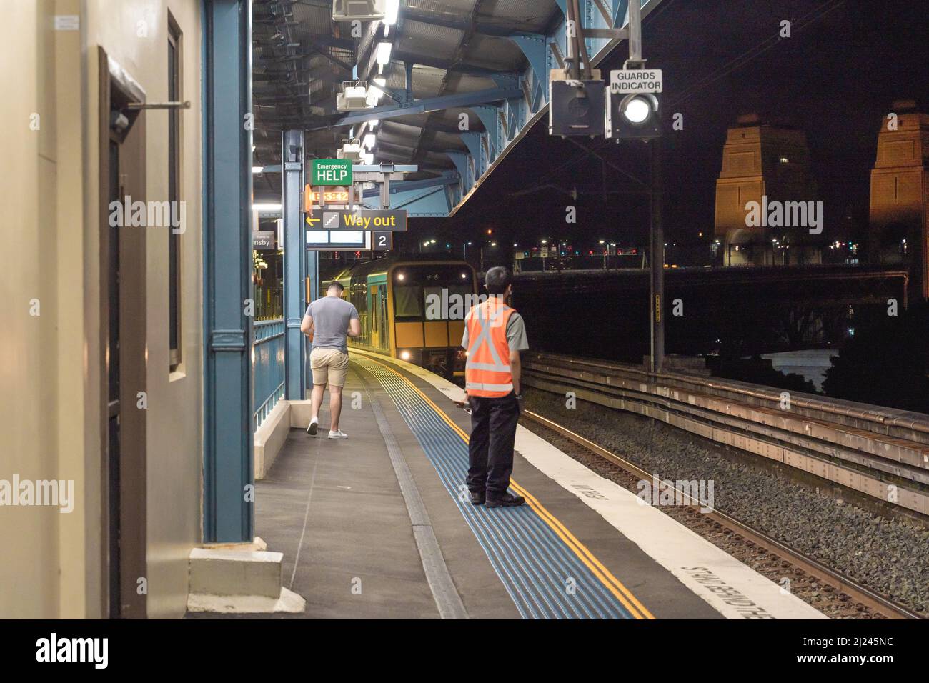 A train arrives at Milsons Point train station, Australia Stock Photo ...