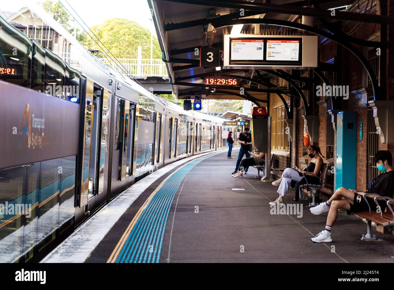 Commuters on the train station platform Stock Photo - Alamy