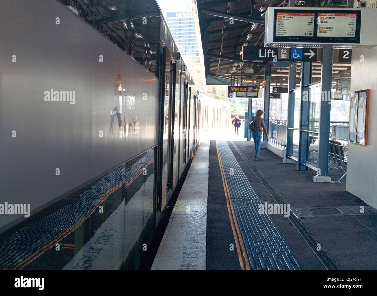 A train arrives at Milsons Point train station, Sydney, Australia Stock ...