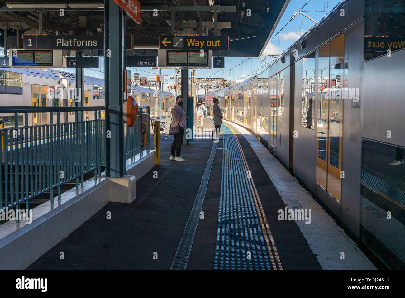 A train arrives at Milsons Point train station, Sydney, Australia Stock ...
