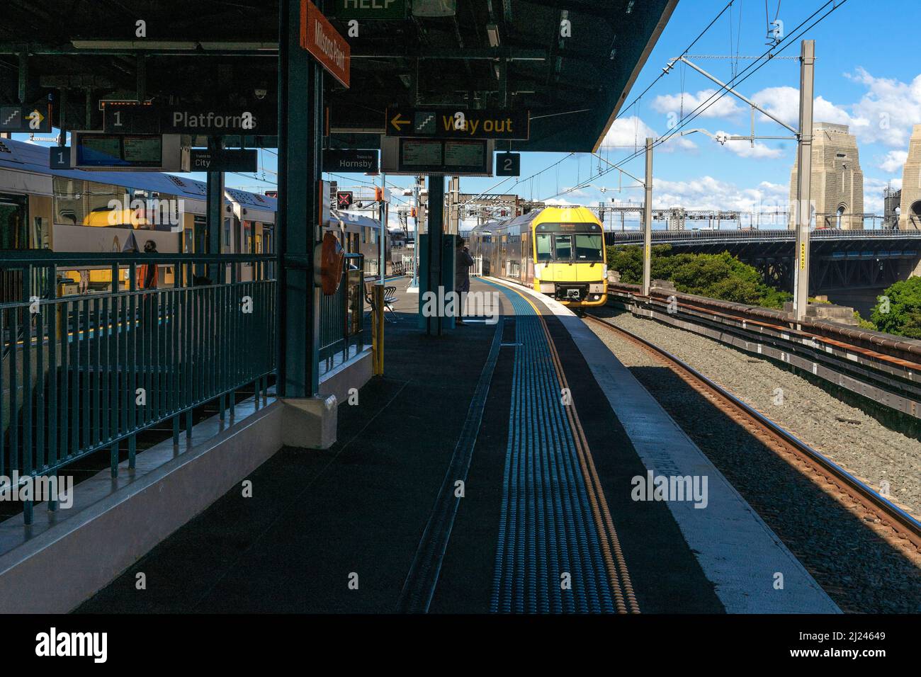 A train arrives at Milsons Point train station, Sydney, Australia Stock ...