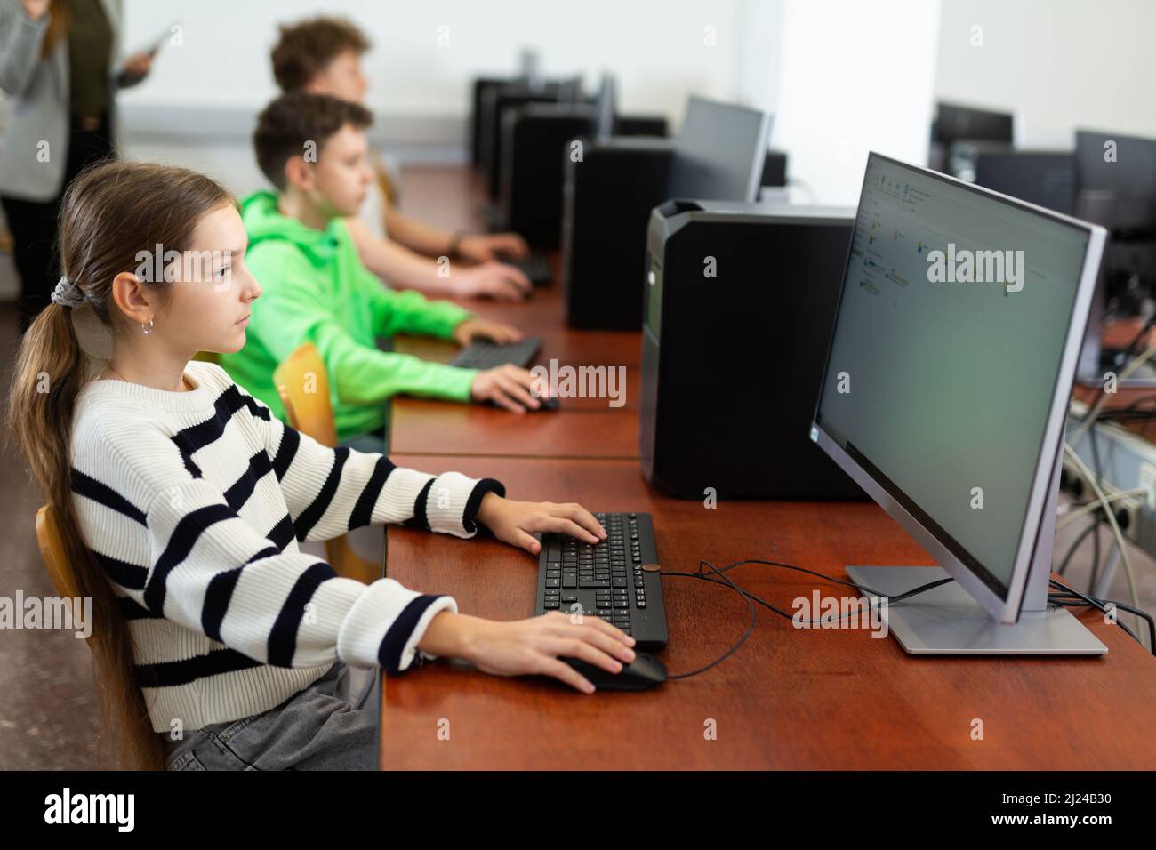 Teacher class school computers hi-res stock photography and images - Alamy