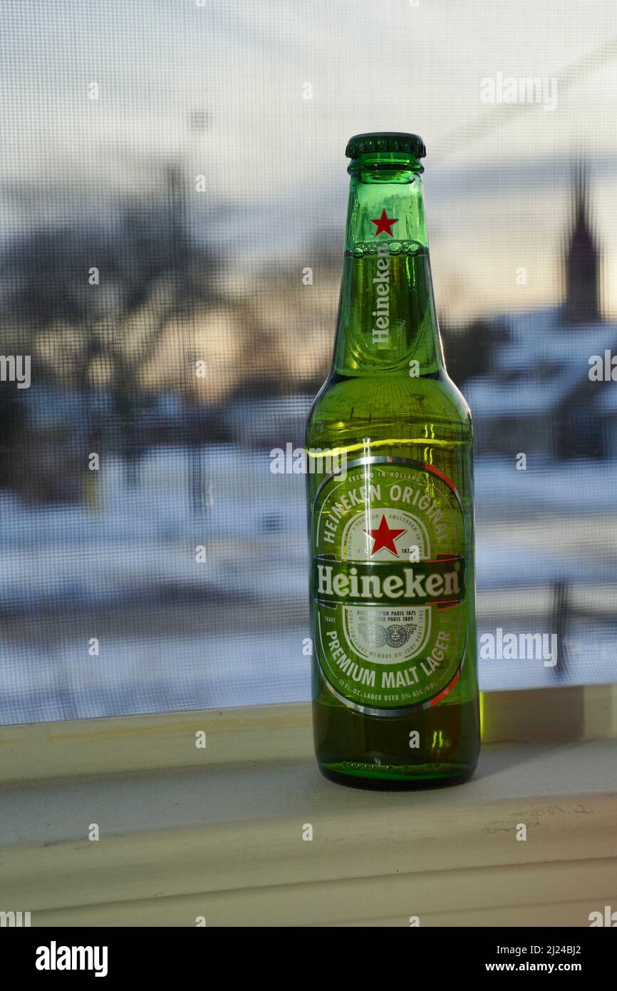 Heineken beer bottle hi-res stock photography and images - Alamy
