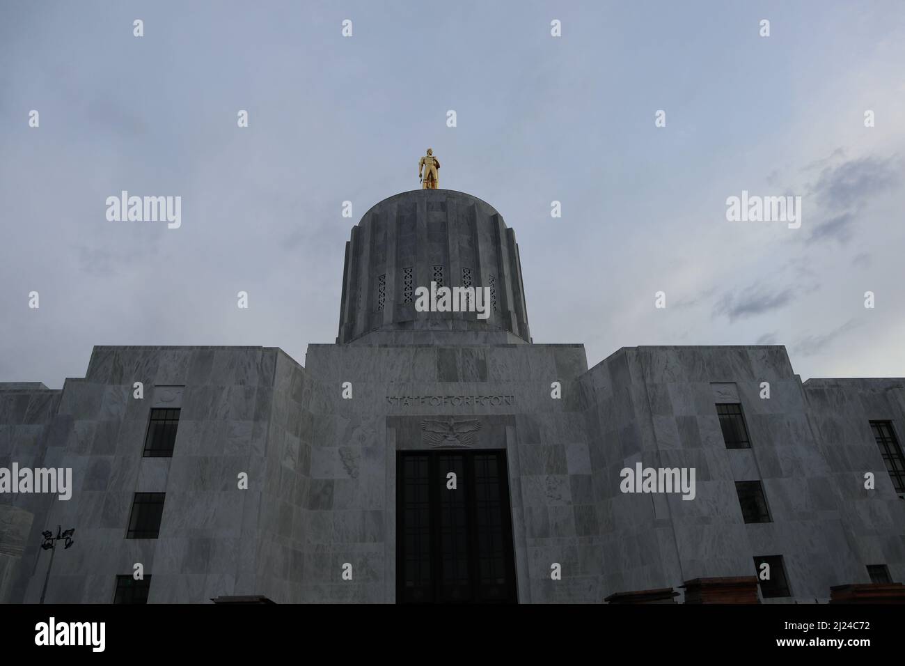 Looking up at the exterior of the Oregon capitol rotunda Stock Photo ...
