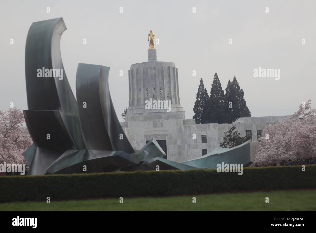 Oregon State Capitol, capitol plaza, fountain and cherry blossoms Stock ...
