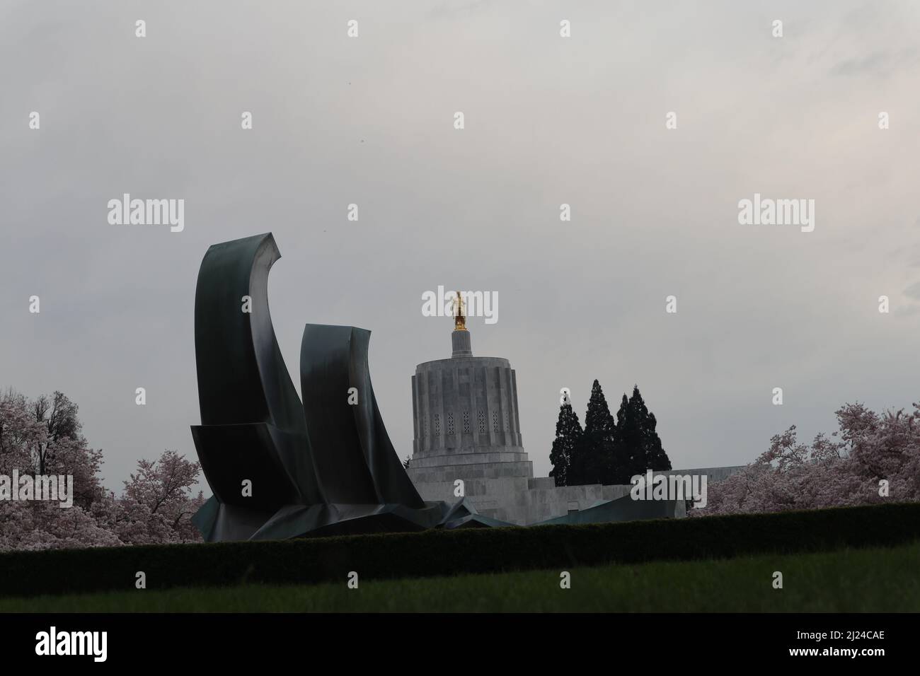 Oregon State Capitol, capitol plaza, fountain and cherry blossoms Stock ...