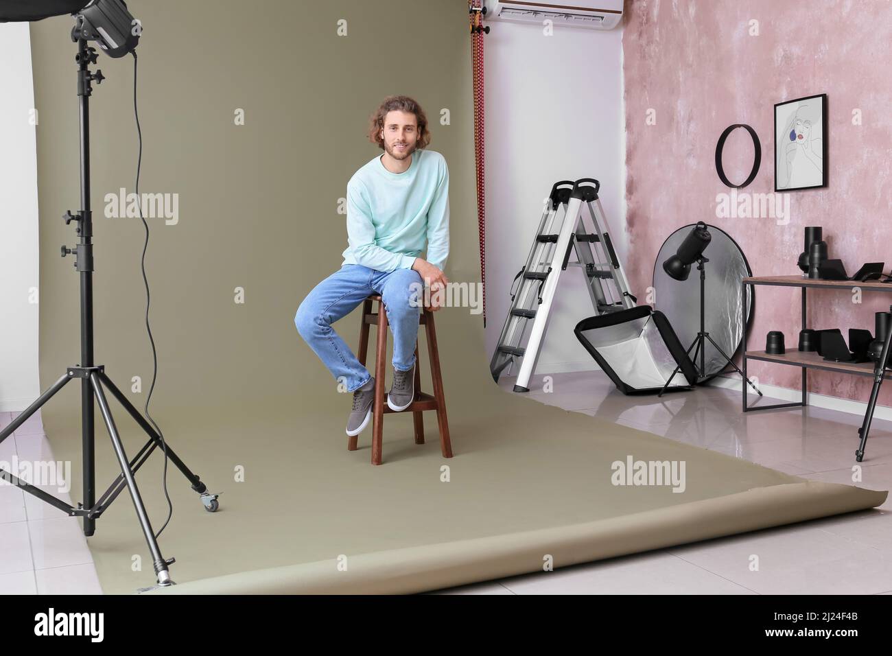 Photo shooting male model hi-res stock photography and images - Alamy