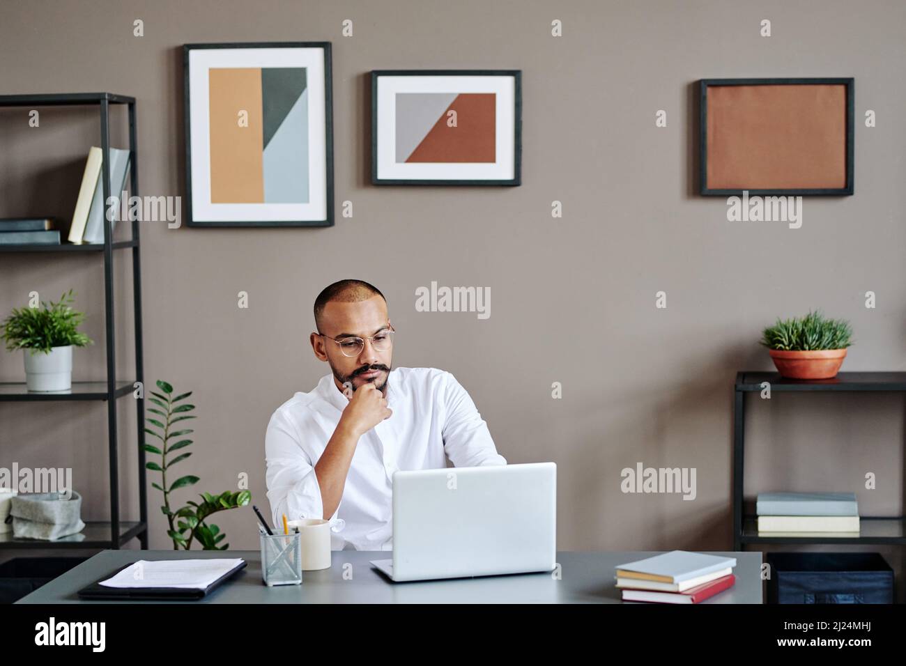 Chief executive desk hi-res stock photography and images - Alamy