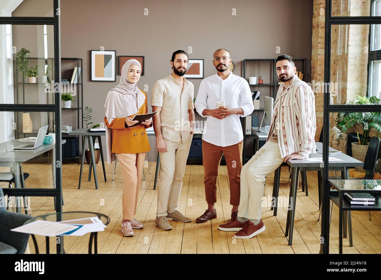 Office staff workplace hi-res stock photography and images - Alamy