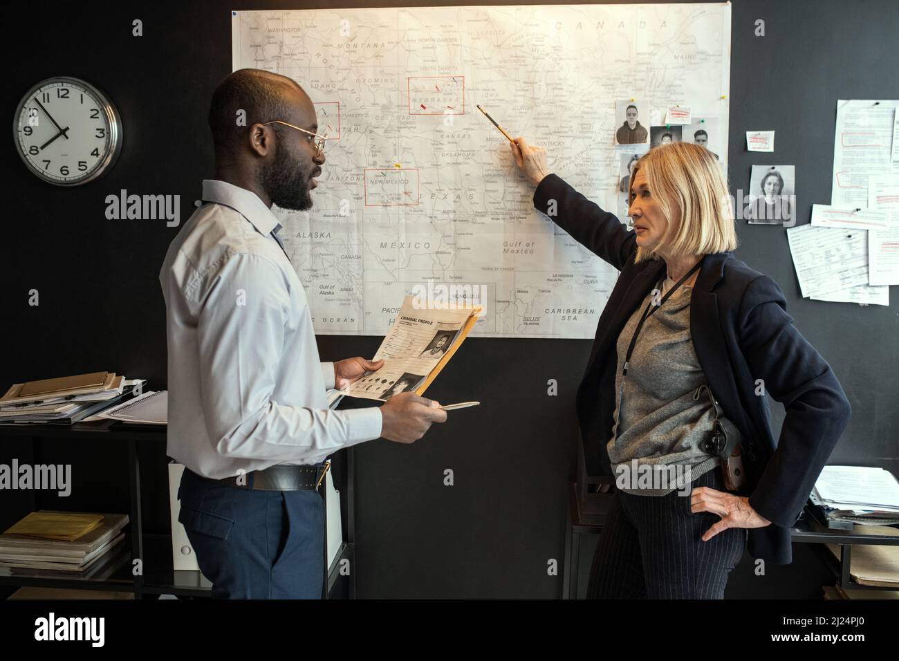 Detective investigation board hi-res stock photography and images - Alamy