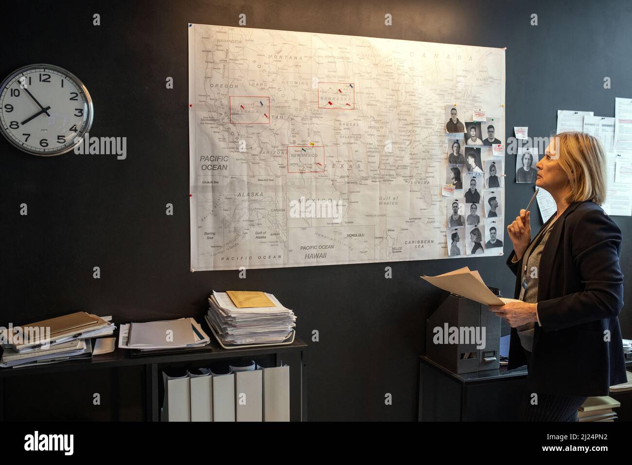 Detective investigation board hi-res stock photography and images - Alamy