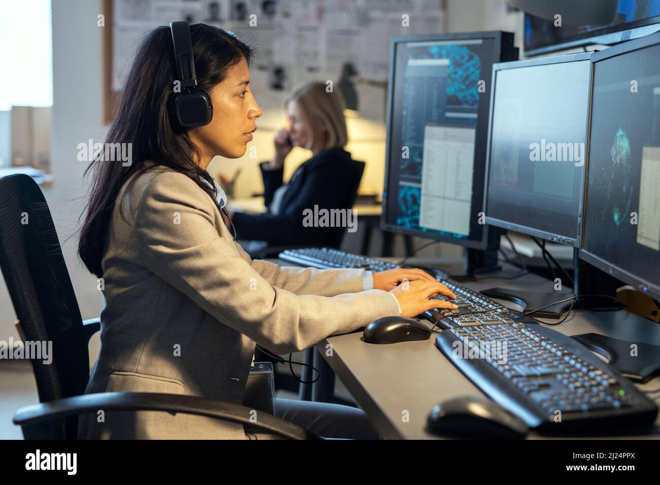 Female police computer hi-res stock photography and images - Alamy