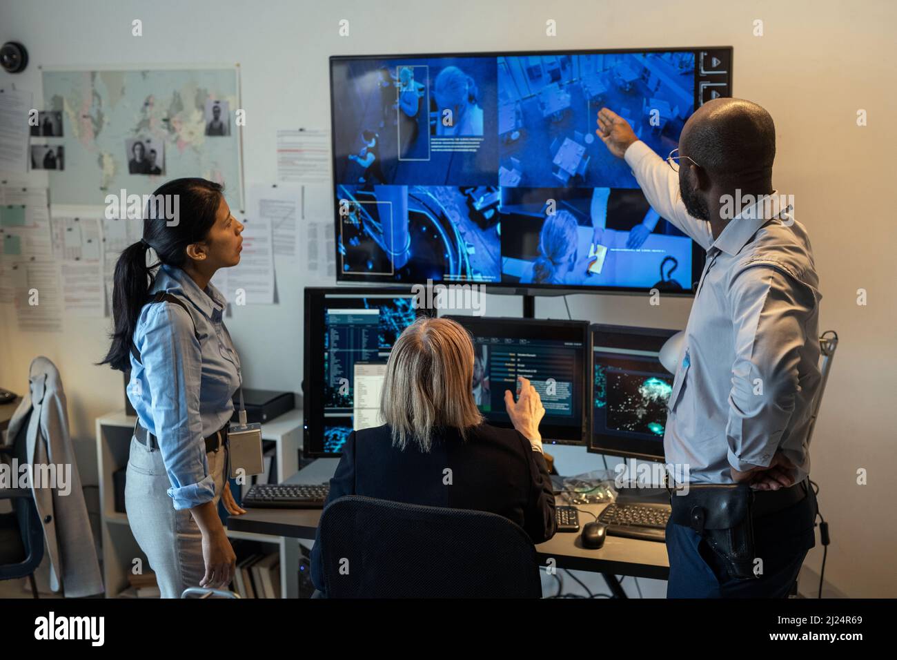 Agents of FBI discussing record of security camera with fraud in hotel ...