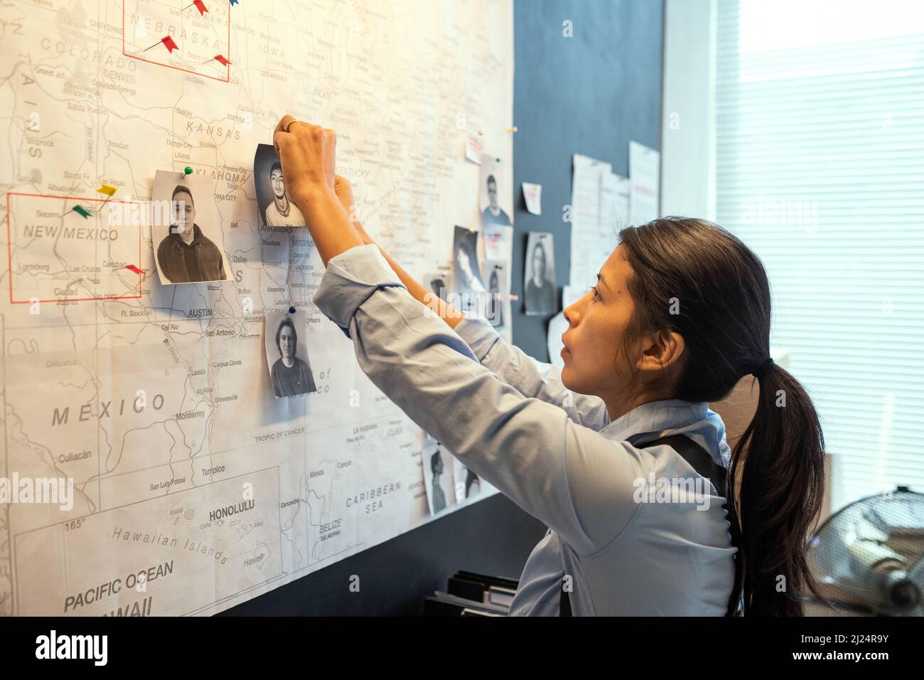 Detective investigation board hi-res stock photography and images - Alamy