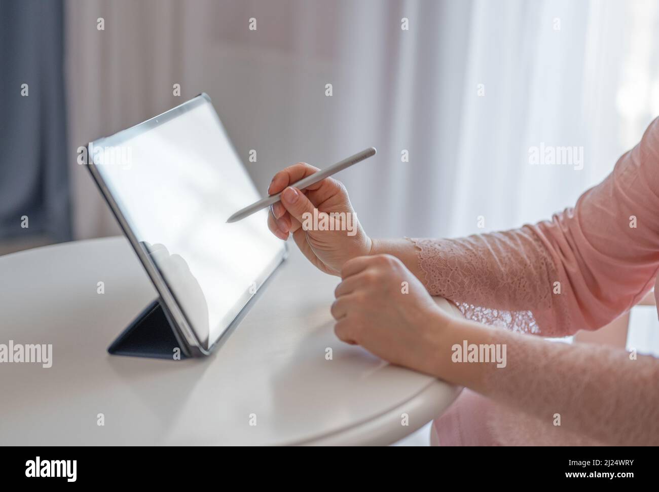Woman drawing picture online hi-res stock photography and images - Alamy