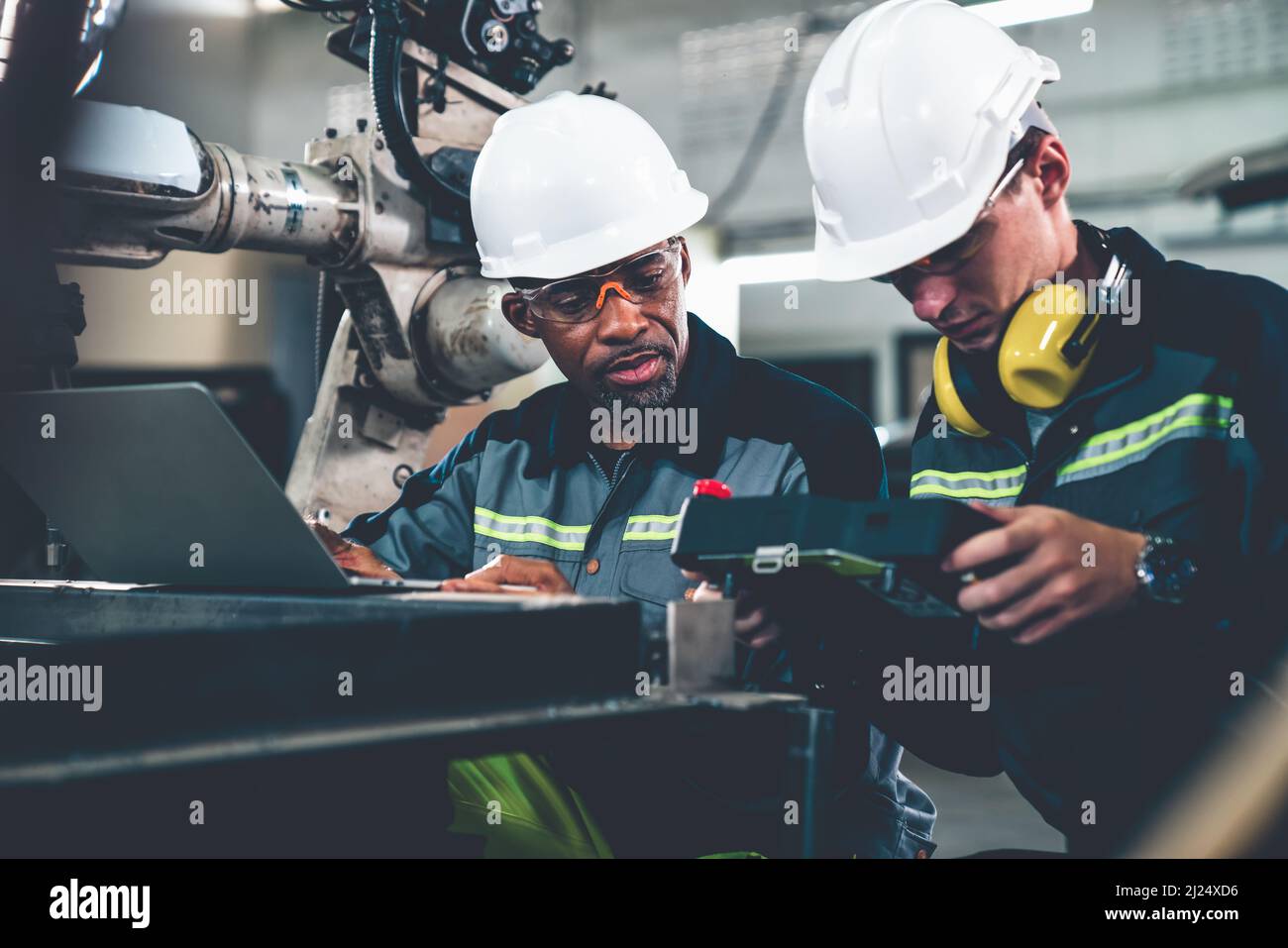 Robotic arm in a manufacturing plant hi-res stock photography and ...