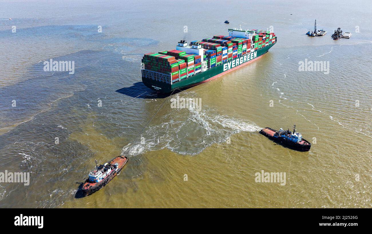 Tugboats pull on the Ever Forward container ship in Pasadena, Maryland ...