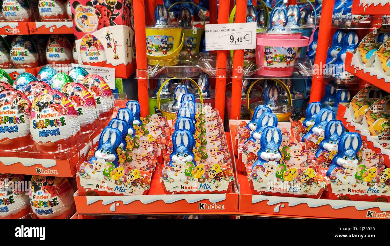 display of the kinder chocolate range in a store Stock Photo - Alamy