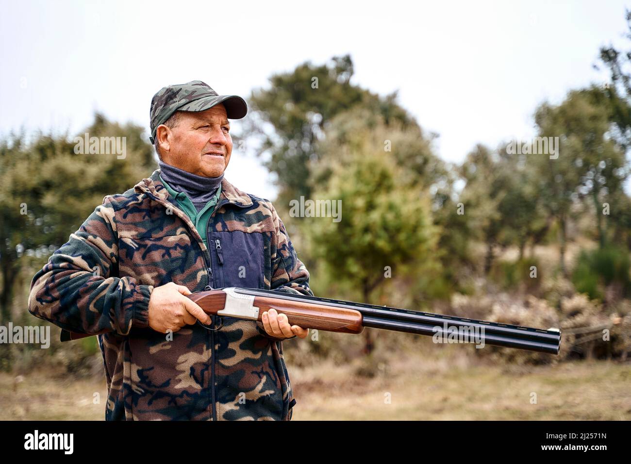 Man with shotgun hi-res stock photography and images - Alamy
