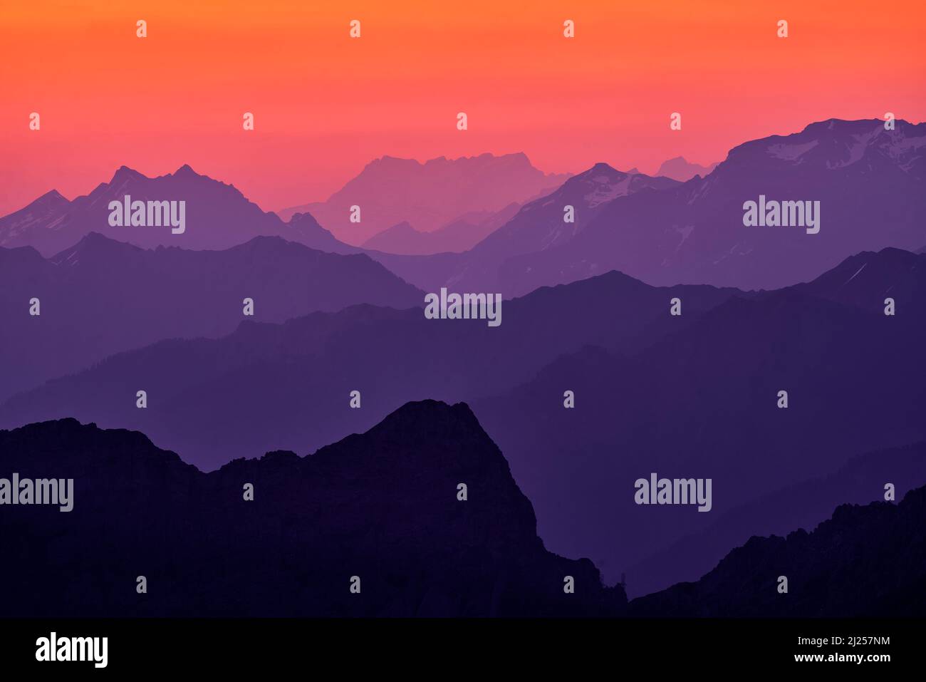 Foggy morning in Swiss Alps, early morning in the mountain with snow ...