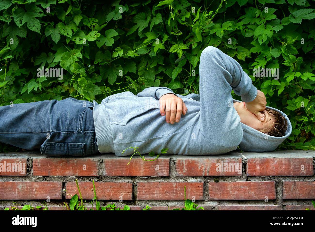 Person crying street hi-res stock photography and images - Alamy