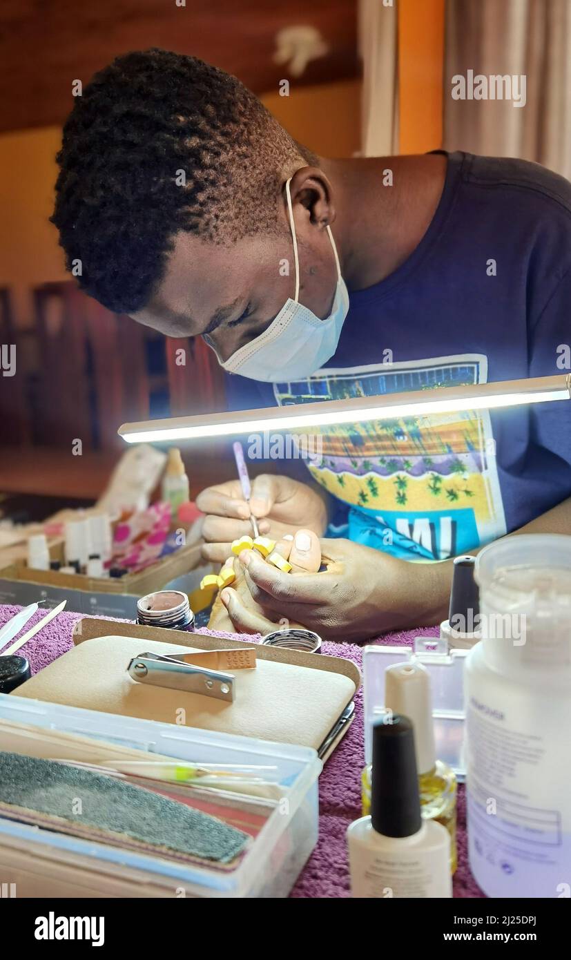 (220330) -- WINDHOEK, March 30, 2022 (Xinhua) -- Nail technician Samuel ...
