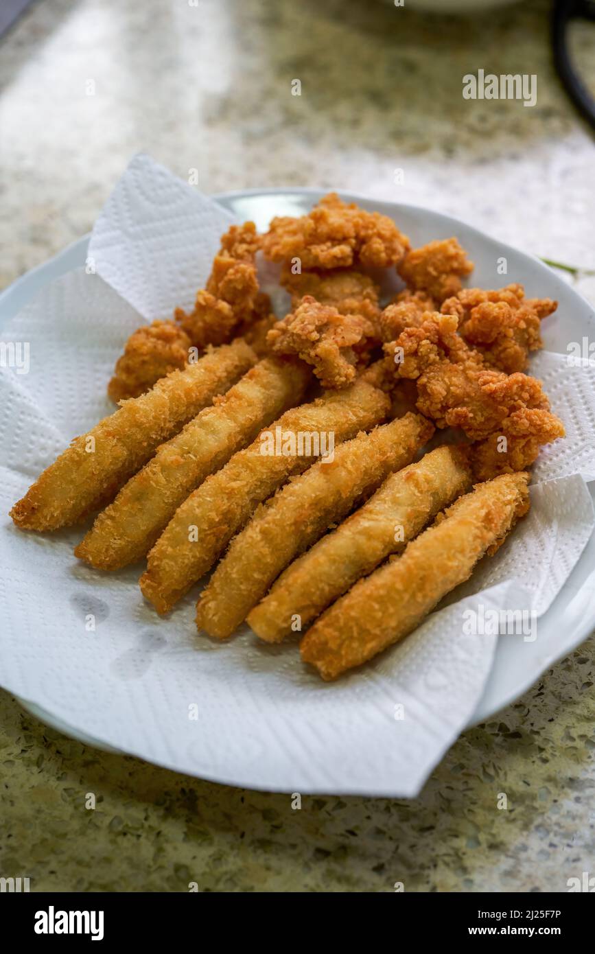 A fried food platter of crispy cod sticks and chicken nuggets Stock ...