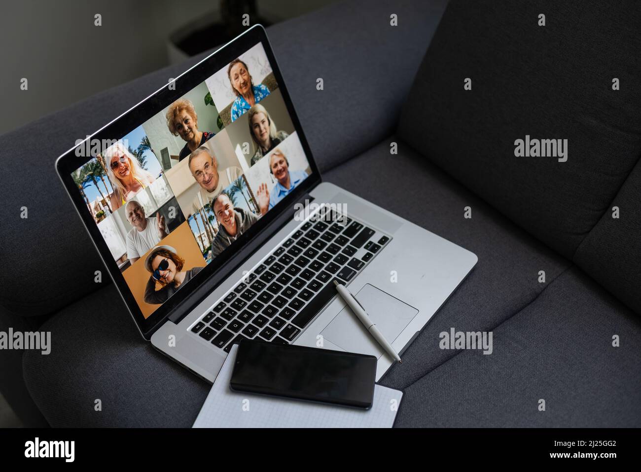 Mosaic of faces on screen hi-res stock photography and images - Alamy