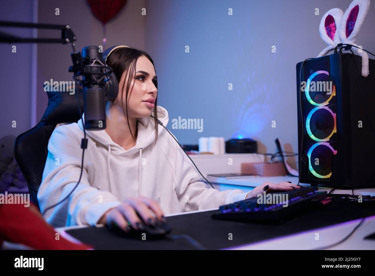 Teenage woman in virtual hi-res stock photography and images - Alamy