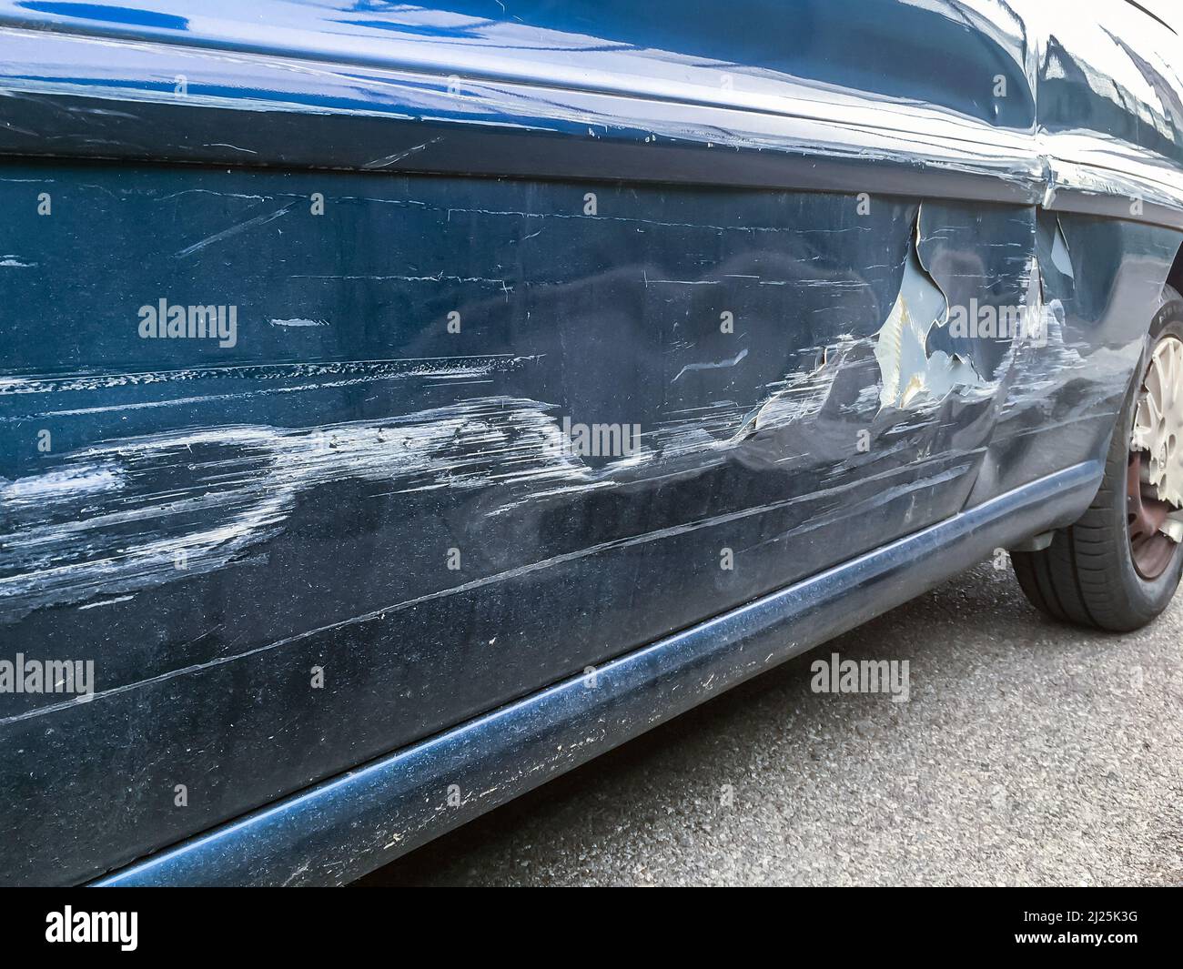 Car fender side damage hi-res stock photography and images - Alamy