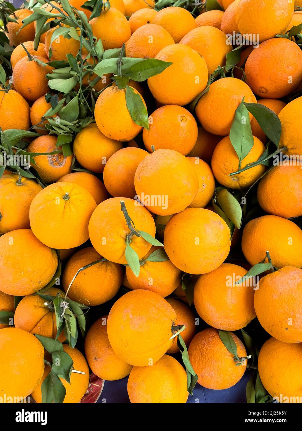 Stack oranges in grocery store hi-res stock photography and images - Alamy