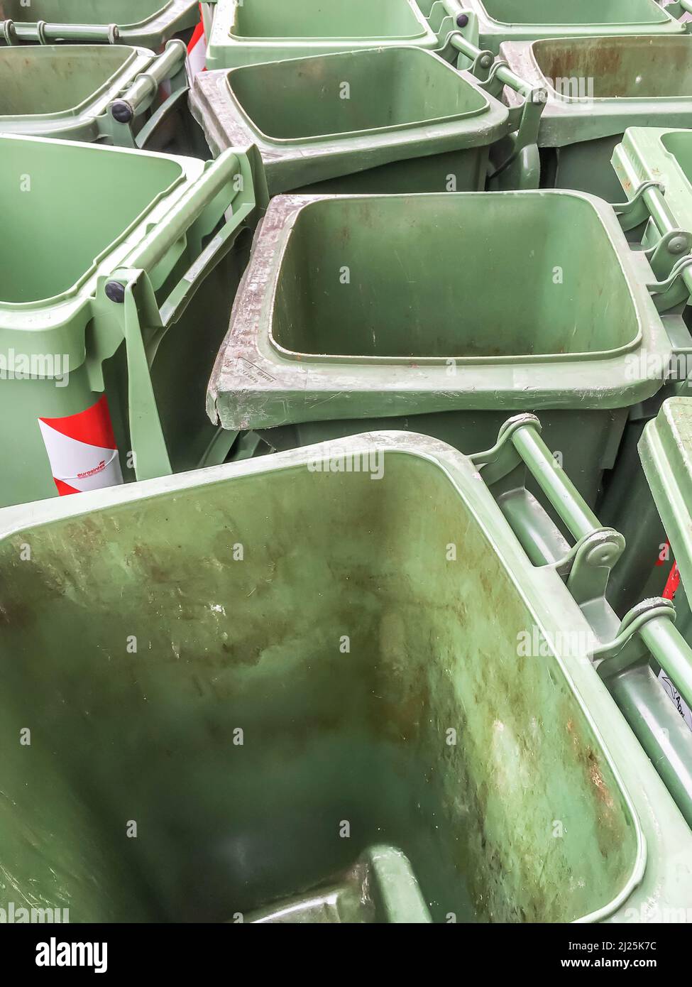 Empty dustbin hi-res stock photography and images - Alamy