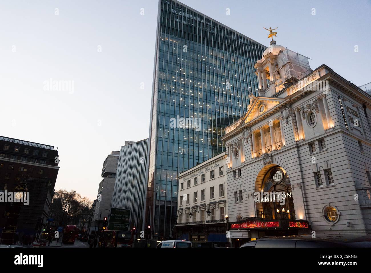 Anna Pavlova Statue atop Victoria Palace Theatre Stock Photo - Alamy