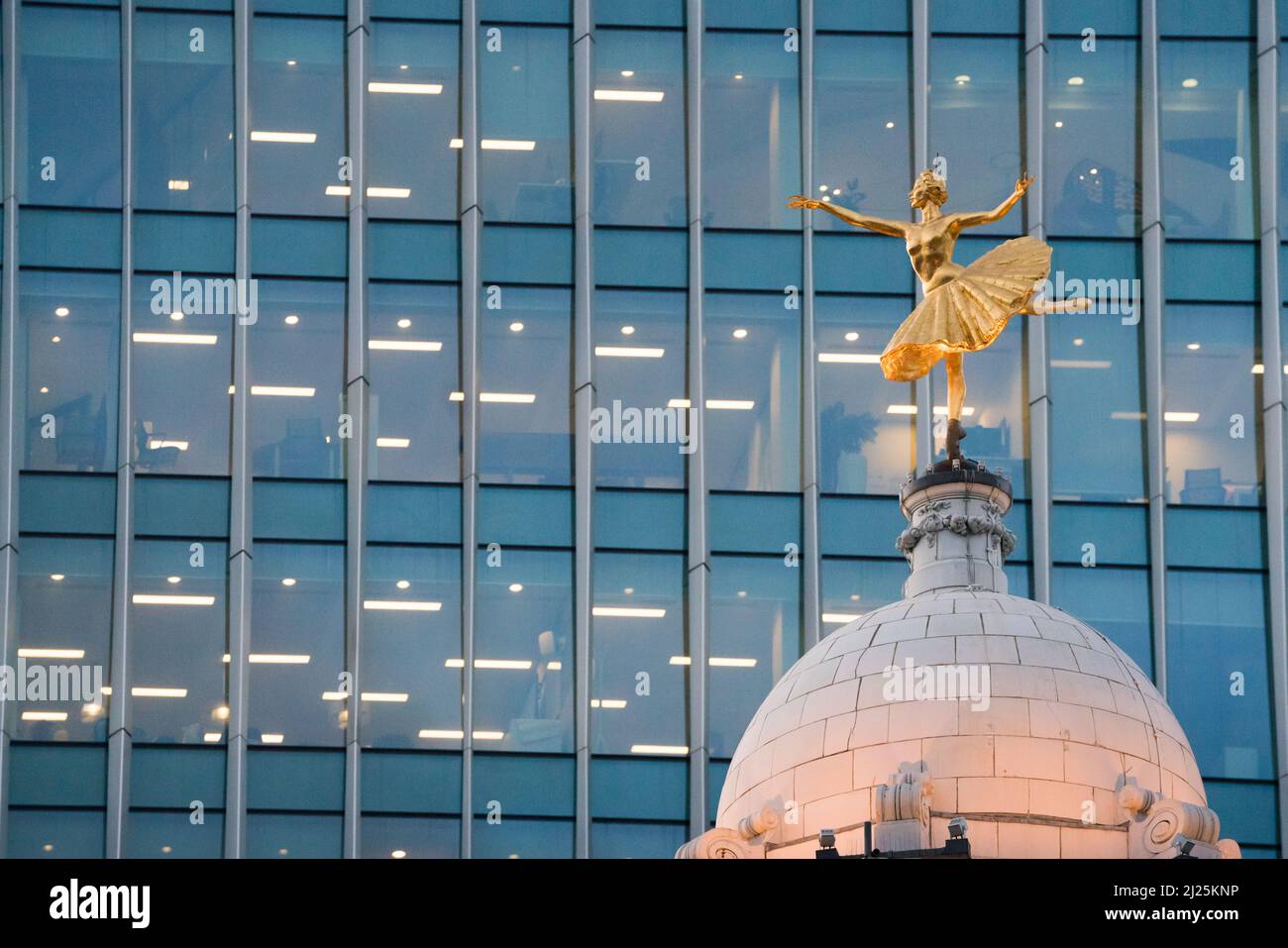 Anna Pavlova Statue atop Victoria Palace Theatre Stock Photo - Alamy