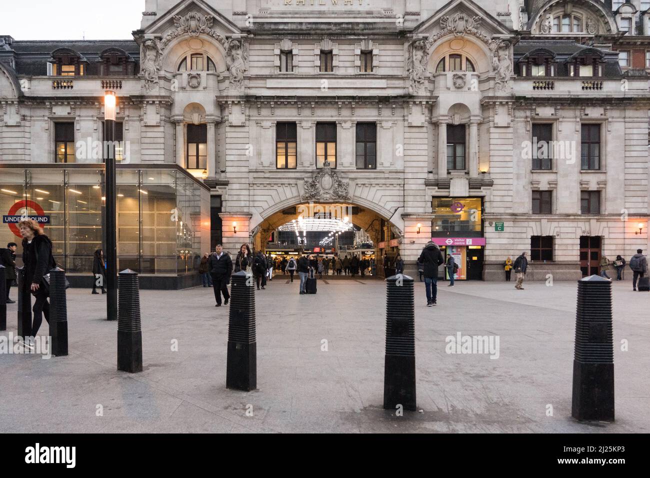 Victoria Station Southern Railway entrance Stock Photo - Alamy