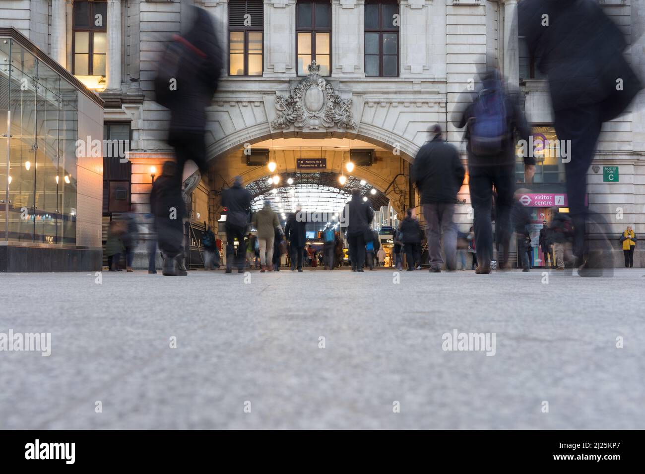 Victoria Station Southern Railway entrance Stock Photo - Alamy