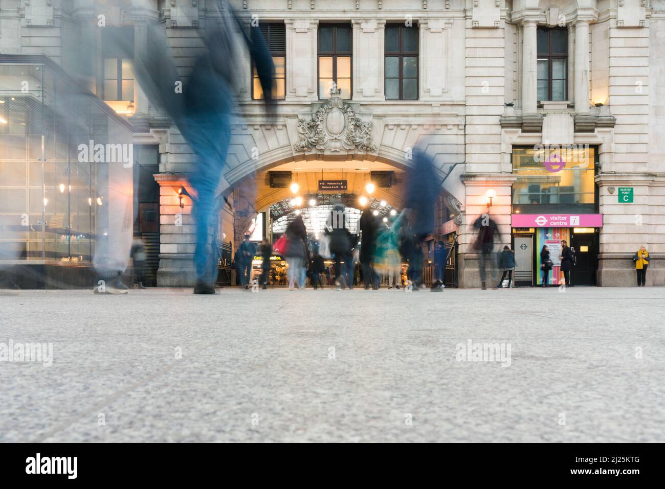 Victoria Station Southern Railway entrance Stock Photo - Alamy
